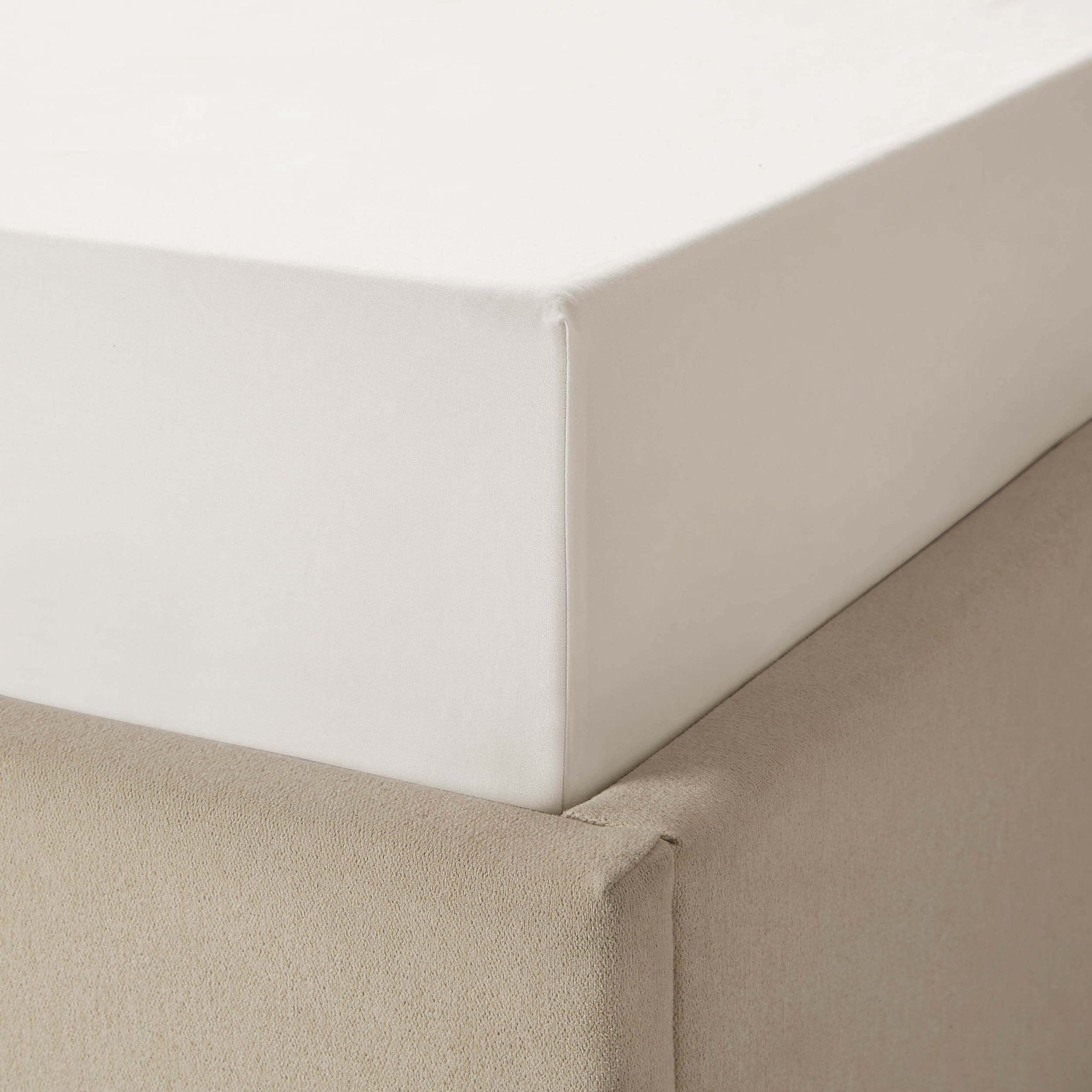 Marlowe 600 Thread Count Fitted Sheet - White – DUSK