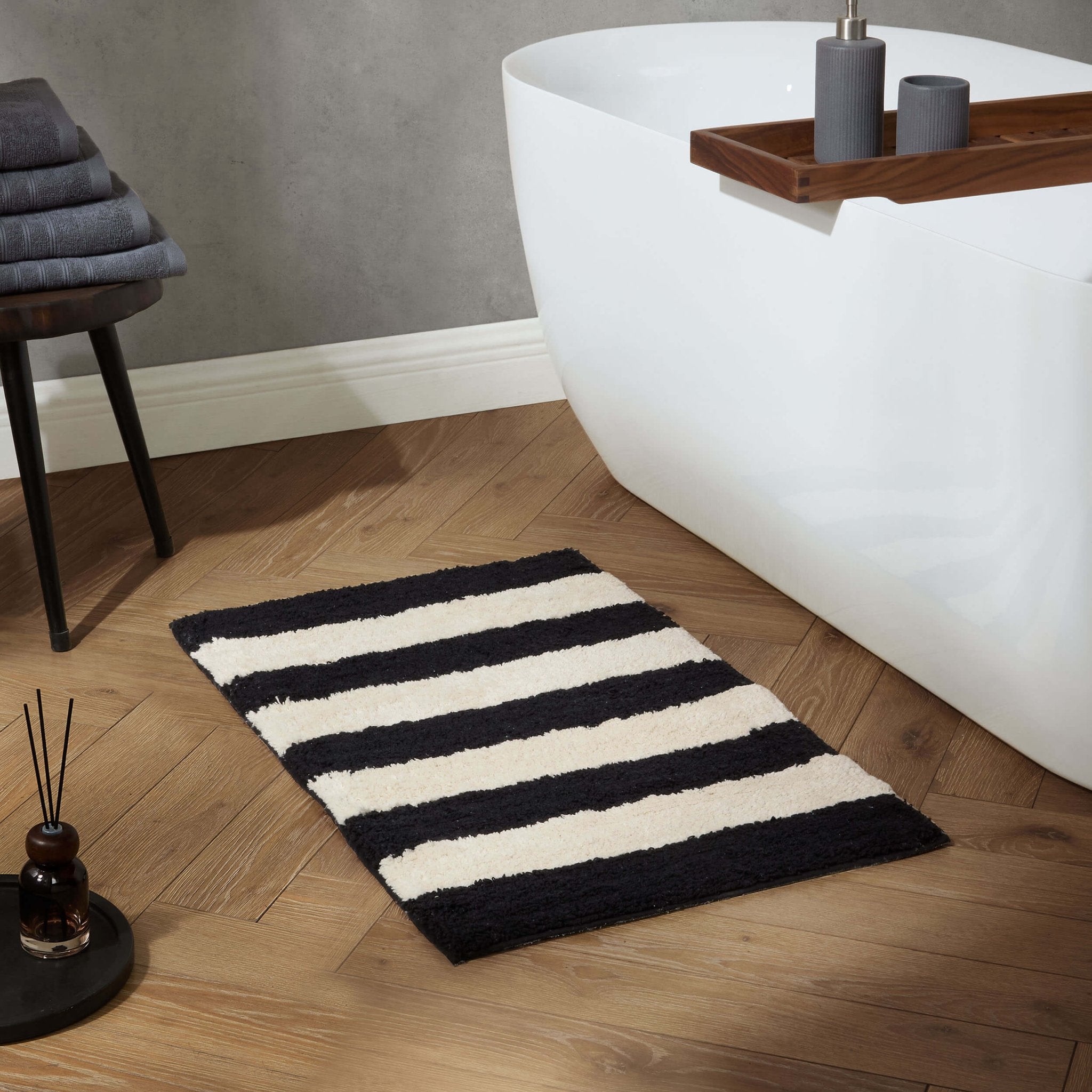 Symi Wide Stripe Bath Mat - Black/ White – DUSK